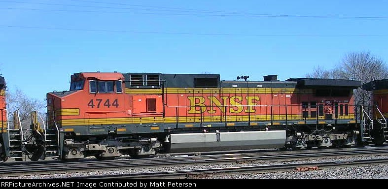 BNSF 4744